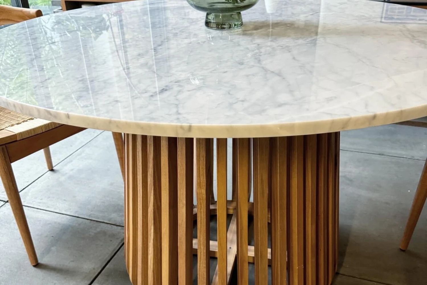 ALLEY D129 Solid Acacia Wood Round Dining Table with Marble Top